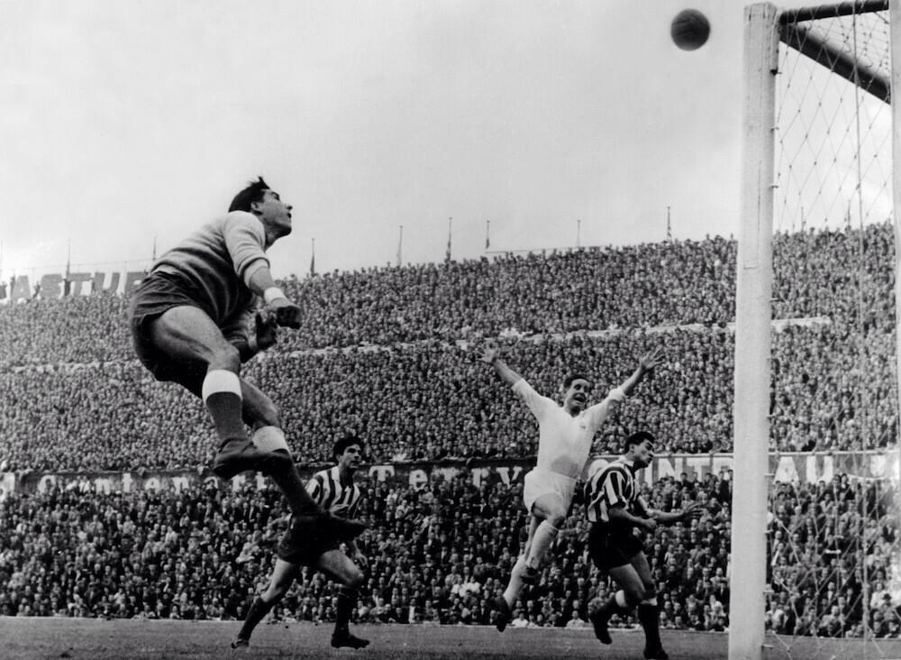 1959 European Cup semi-final, Pazos (Atl Madrid) Kopa, Real Madrid ...